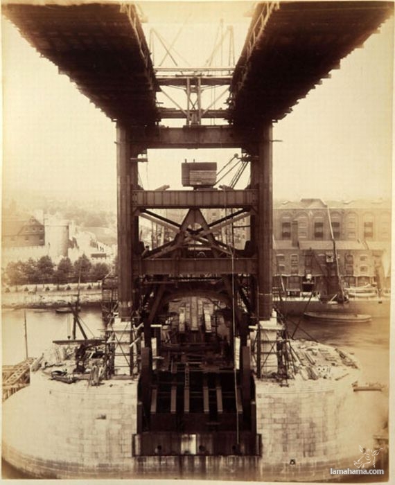 Old photos from the construction of London Tower Bridge